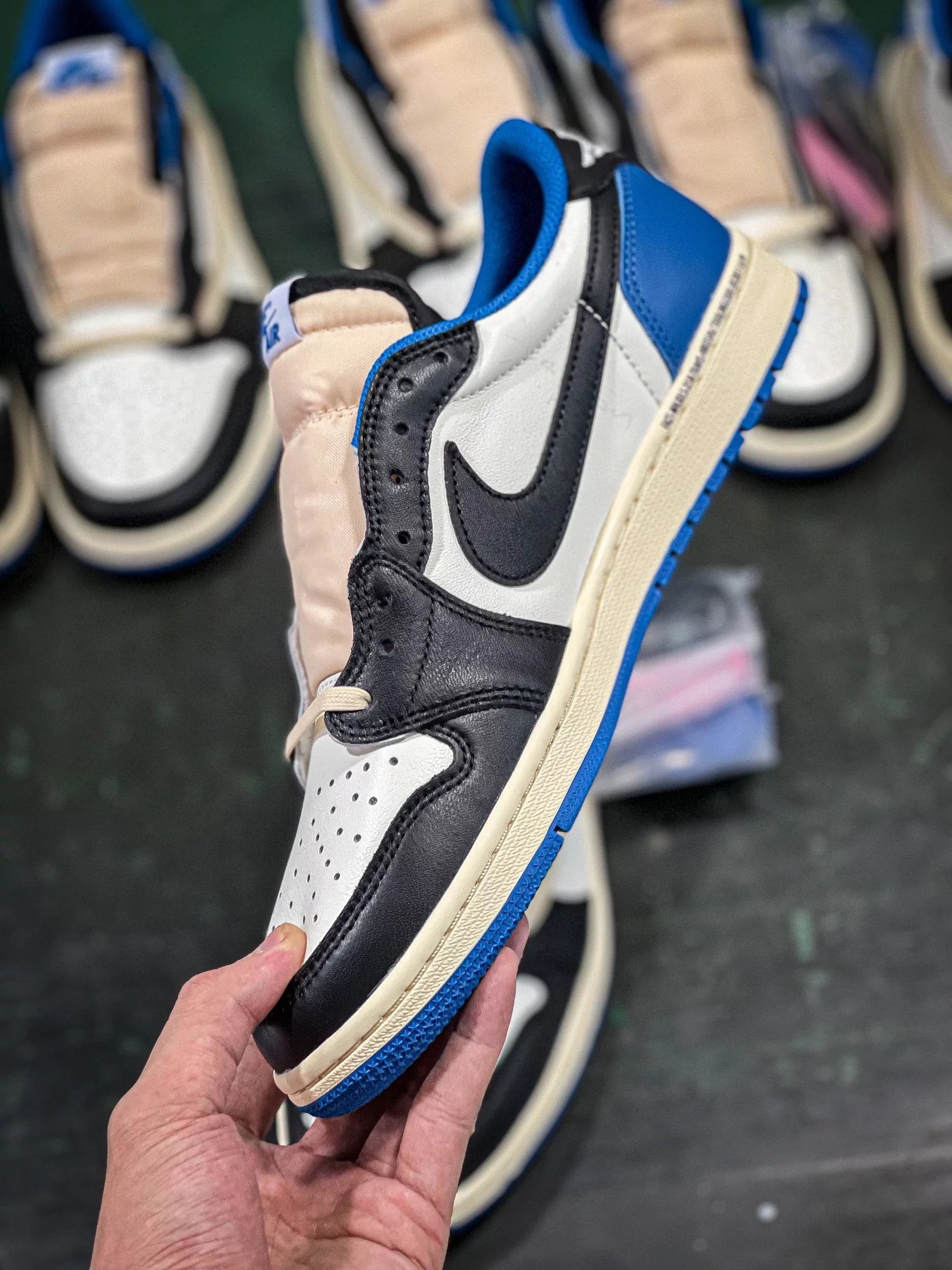 N750610 H12 AJ1 Low x TS x Fragment Design 倒钩闪电联名低帮 裸鞋圈硬通货 第一批已作原鞋销售 批发都得1xxx起步 所有材料均同步xc原厂采购 鞋身 ...