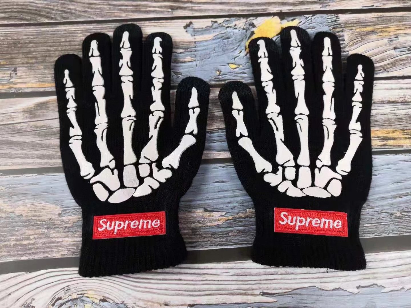 🉐️Supreme 骷髅骨头 触屏手套 秋冬新款 万圣节特别款 市场独家款 | JadeShip.com