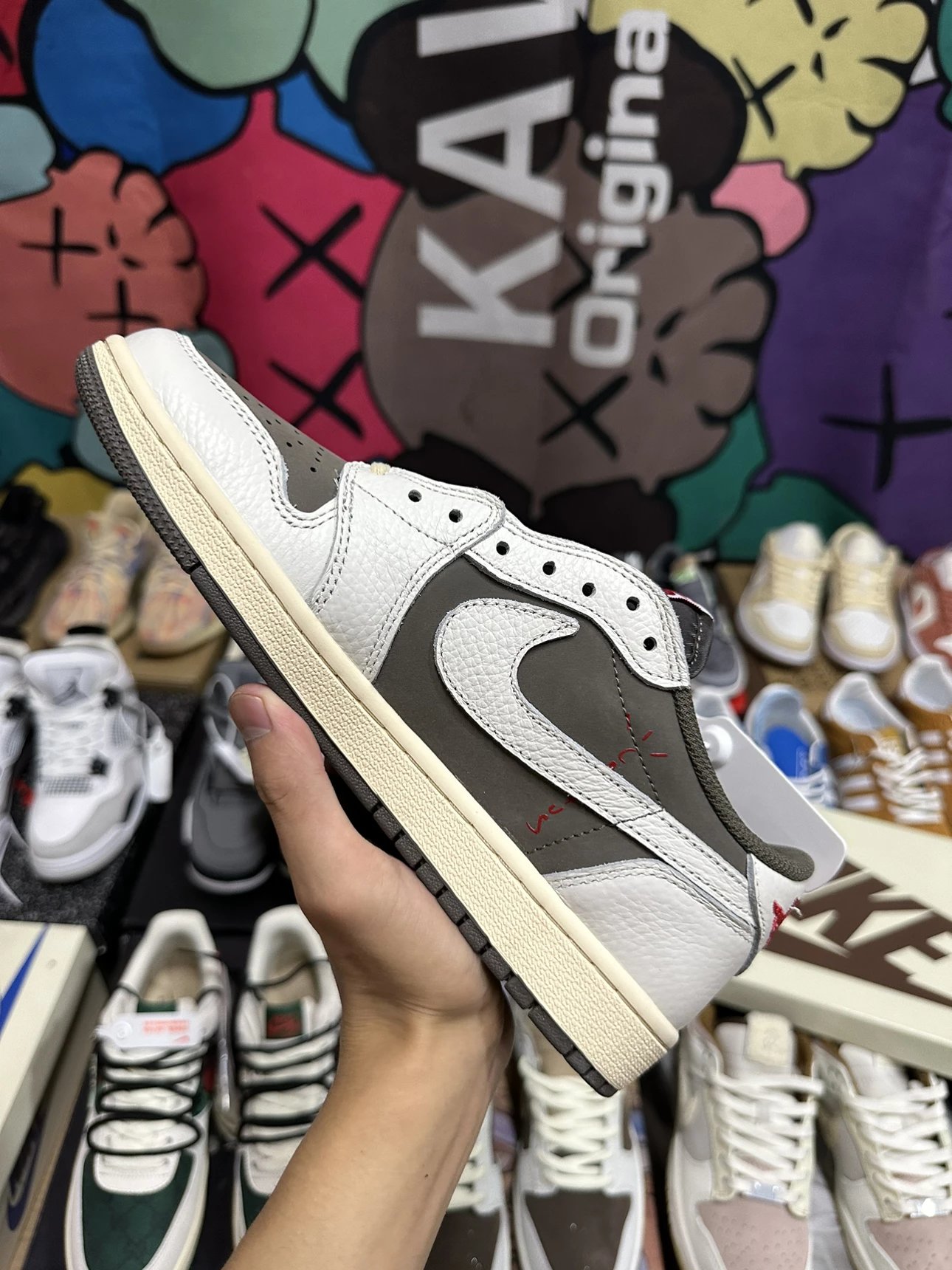 终端福利特价Travis Scott x Air Jordan AJ1 Low OG SP TS联名白棕倒钩低帮 皮料数据细节工艺流程均保持一致 绝不口嗨 细节品控完美 极致一眼正既视感 进口玻璃冲刀