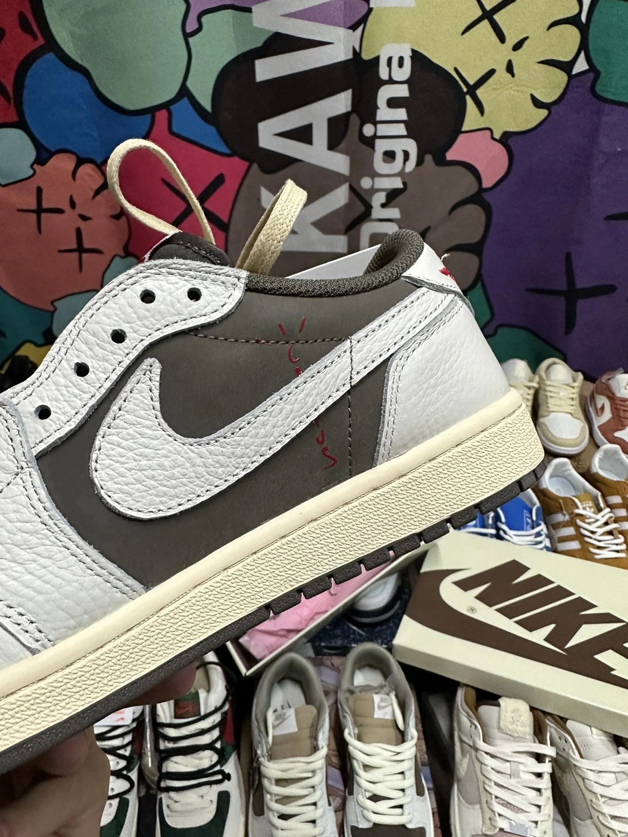 终端福利特价Travis Scott x Air Jordan AJ1 Low OG SP TS联名白棕倒钩低帮 皮料数据细节工艺流程均保持一致 绝不口嗨 细节品控完美 极致一眼正既视感 进口玻璃冲刀