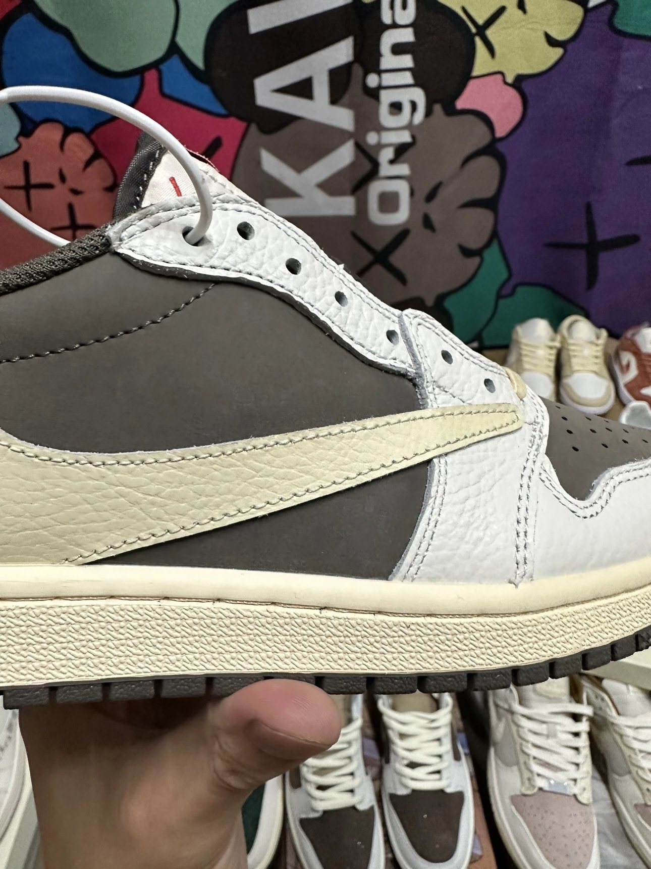 终端福利特价Travis Scott x Air Jordan AJ1 Low OG SP TS联名白棕倒钩低帮 皮料数据细节工艺流程均保持一致 绝不口嗨 细节品控完美 极致一眼正既视感 进口玻璃冲刀
