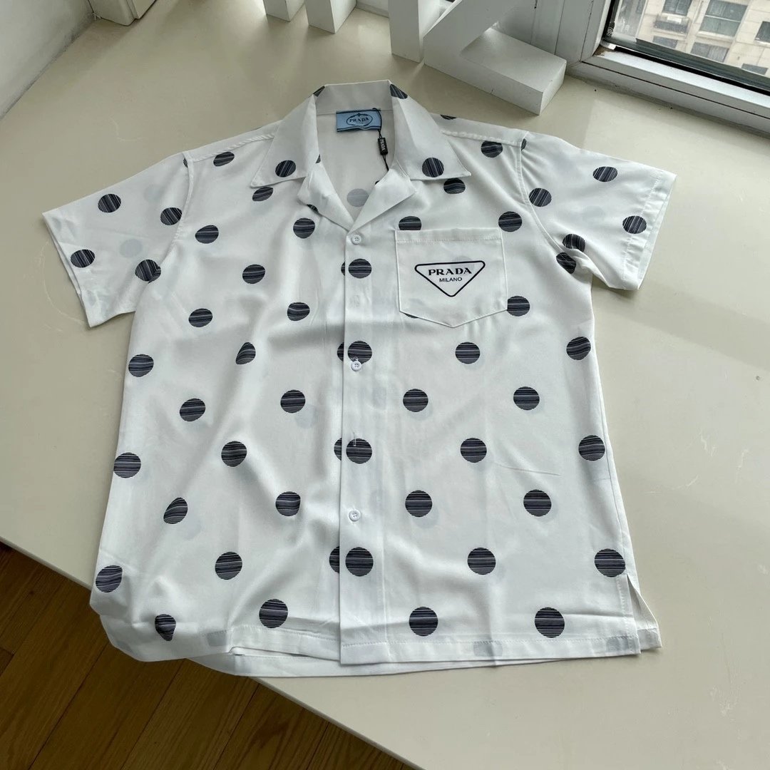 22ss夏季新款火焰🔥波点印花口袋短袖衬衫波点印花设计 新颖独特、口袋标识logo 简单明了 极具休闲 上身效果nice 定制面料品质手感极佳！ 满满的夏威夷度假风 原版