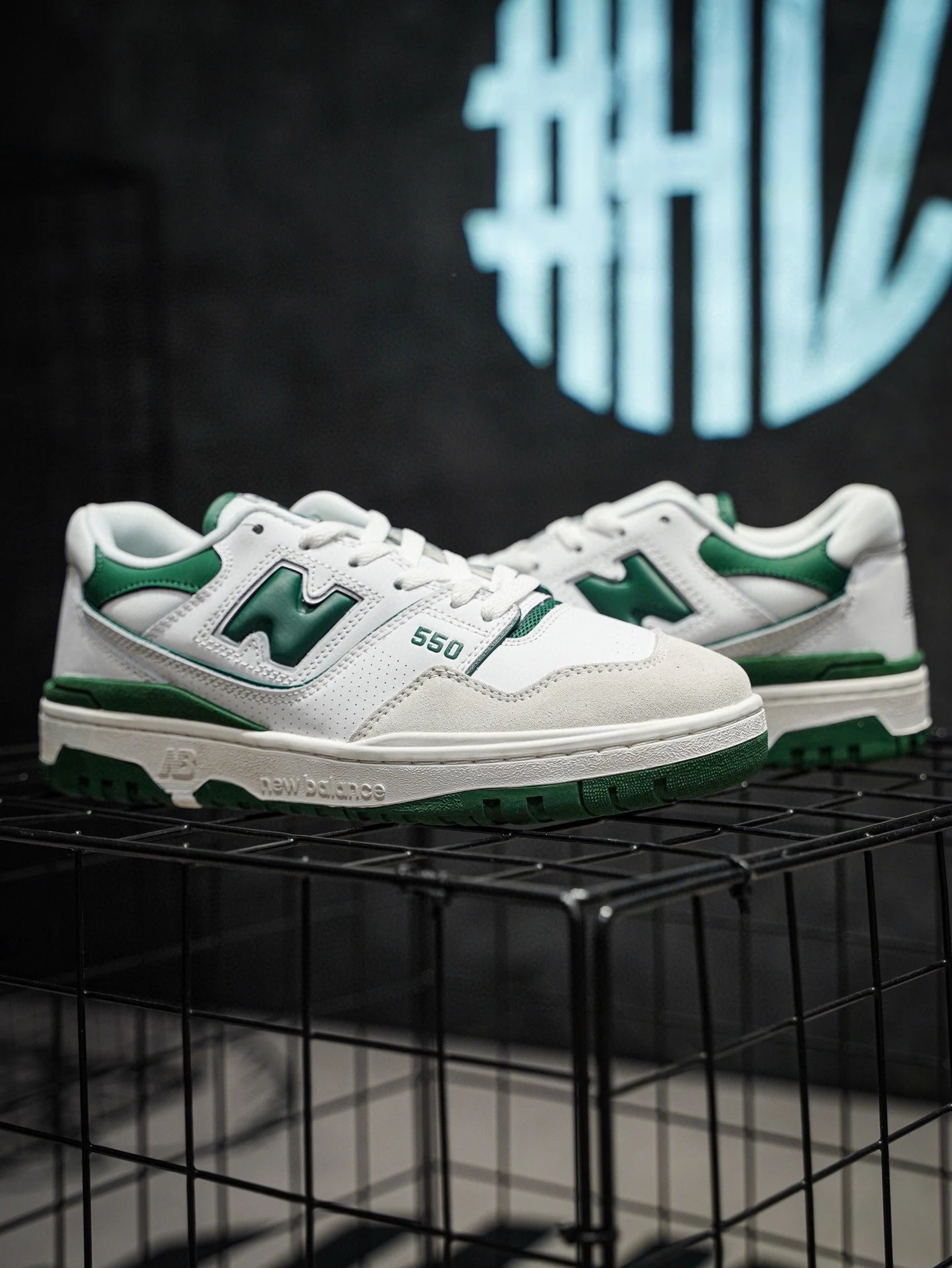 N379300公司级 NB 550系列 复古鞋此款550系列采用硬质牛培皮组合固色猪巴革材质 搭配厚实耐磨橡胶缓震大底 中部丰满的"N"标志 ...